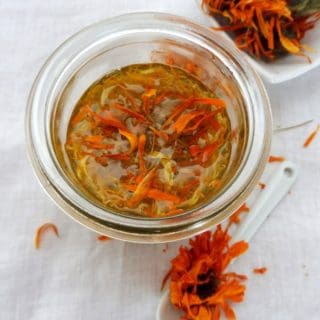 Red clover oil to improve the elasticity of your skin - SimplyBeyondHerbs