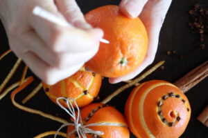 How to make orange pomanders with spices - SimplyBeyondHerbs