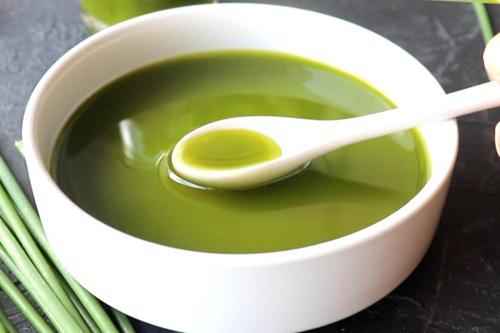 Emerald Chive Oil - SimplyBeyondHerbs