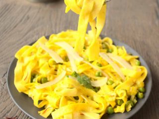 Creamy Saffron Pasta Recipe with leeks and peas - SimplyBeyondHerbs