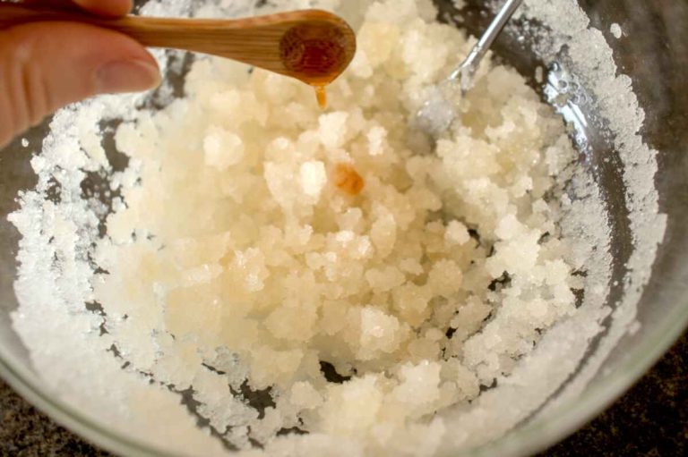 Exfoliating lip scrub homemade: DIY lip scrub recipe - SimplyBeyondHerbs